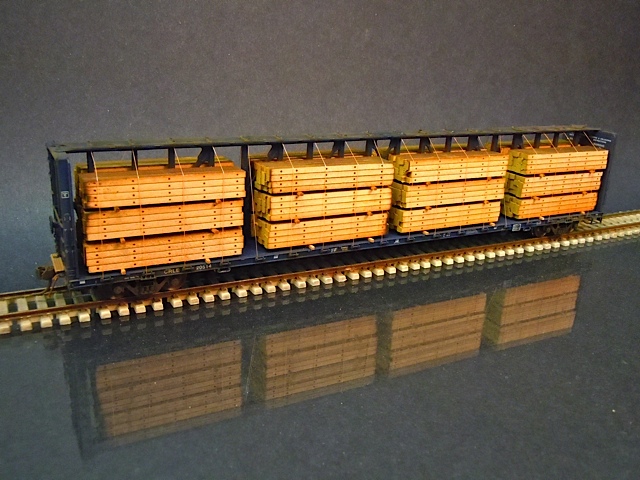 Atlas HO Scale Centerbeam with Bolted Hardwood Pallet Load -Protoloads