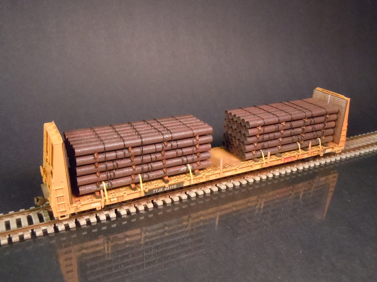 Atlas HO scale bulkhead flat with pipe load -Protoloads
