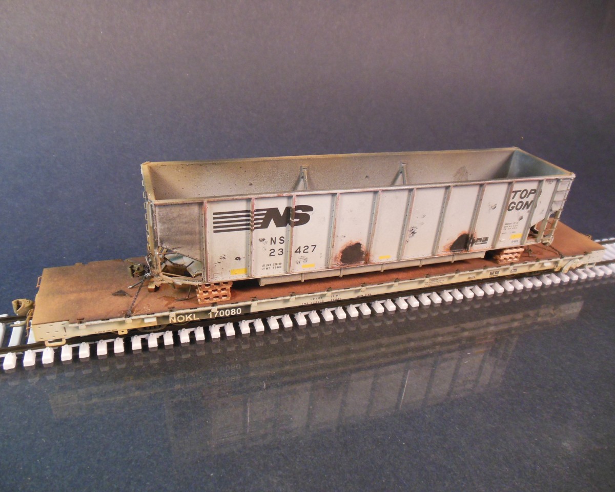 Atlas HO scale flatcar with damaged coal gondola. -Protoloads
