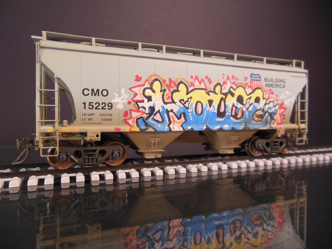 HO scale 2 bay covered hopper with hand painted graffiti -Protoloads