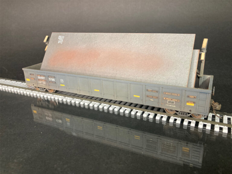 HO Scale Gondola with Large Plate Steel -Protoloads